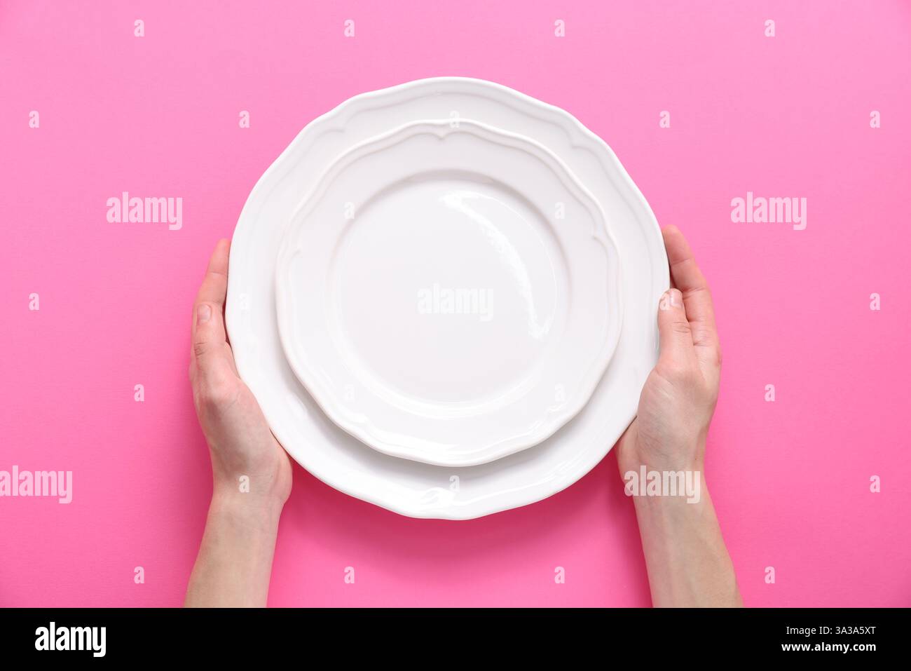 Hands holding ceramic plates hi-res stock photography and images - Alamy