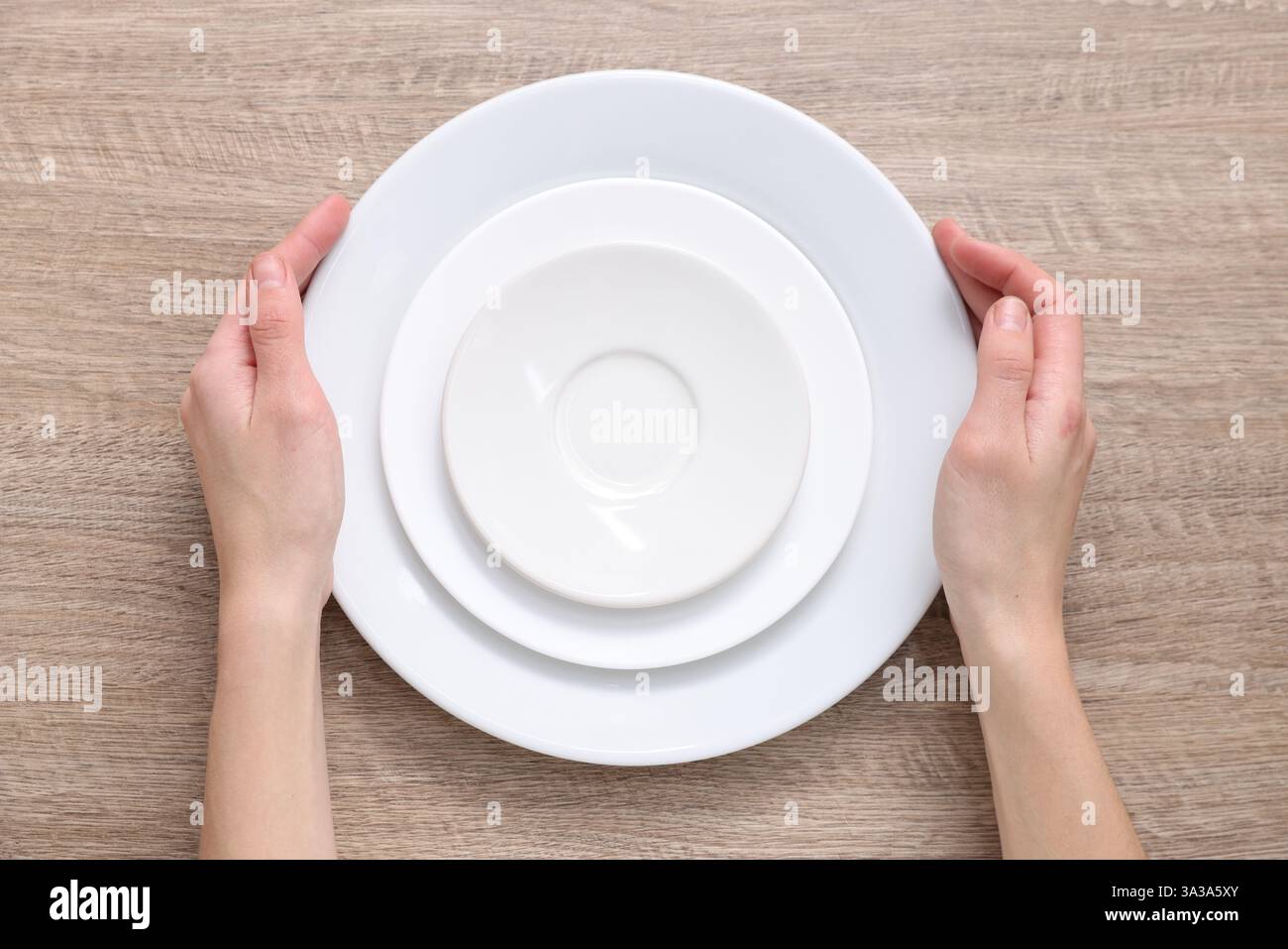 Hands holding plates hi-res stock photography and images - Alamy