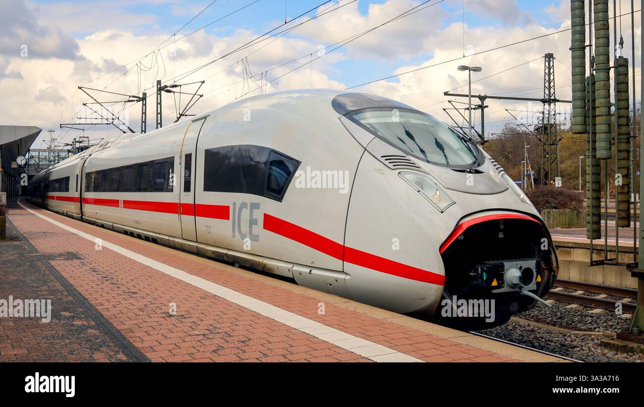Eisenbahnverkehr im Bahnhof Kassel Wilhelmshöhe Intercity Express Zug ...
