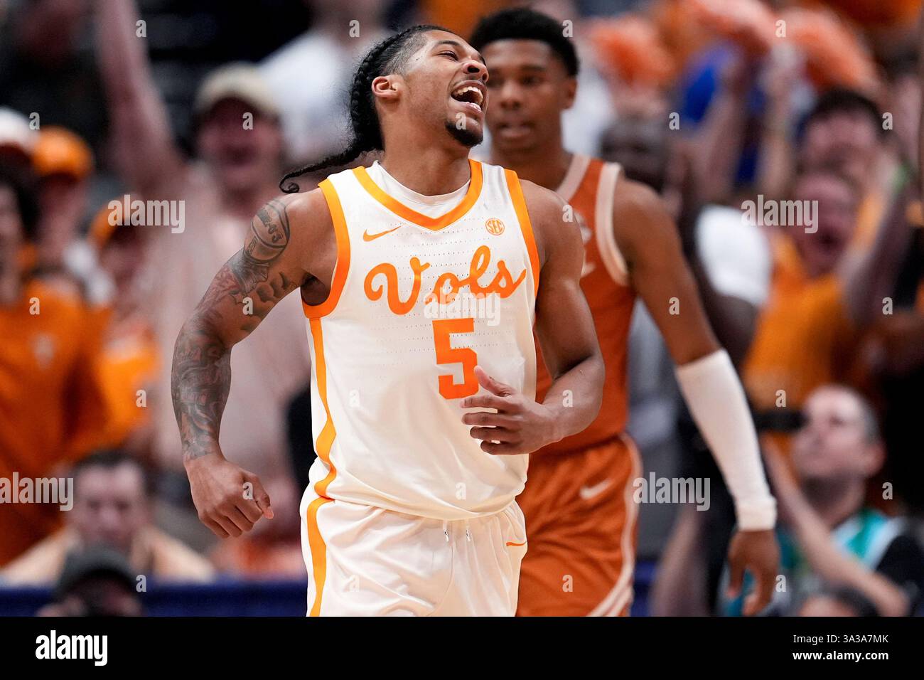 Tennessee guard Zakai Zeigler (5) reacts to play against the Texas ...