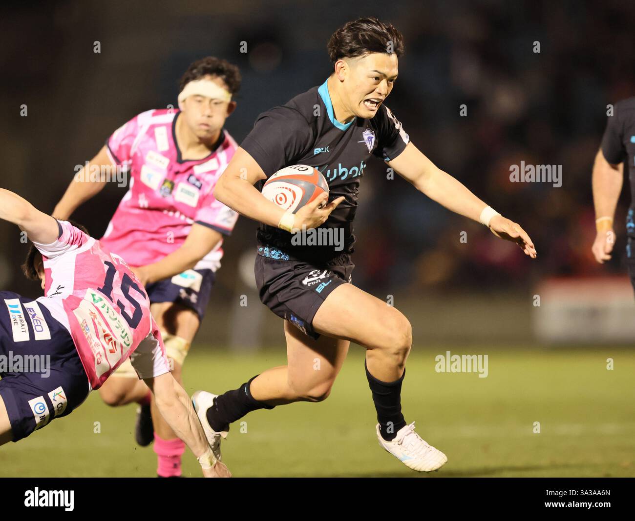 Tokyo, Japan. 14th Mar, 2025. Kubota Spears Funabashi Tokyo-bay center Yuya Hirose carries the ...