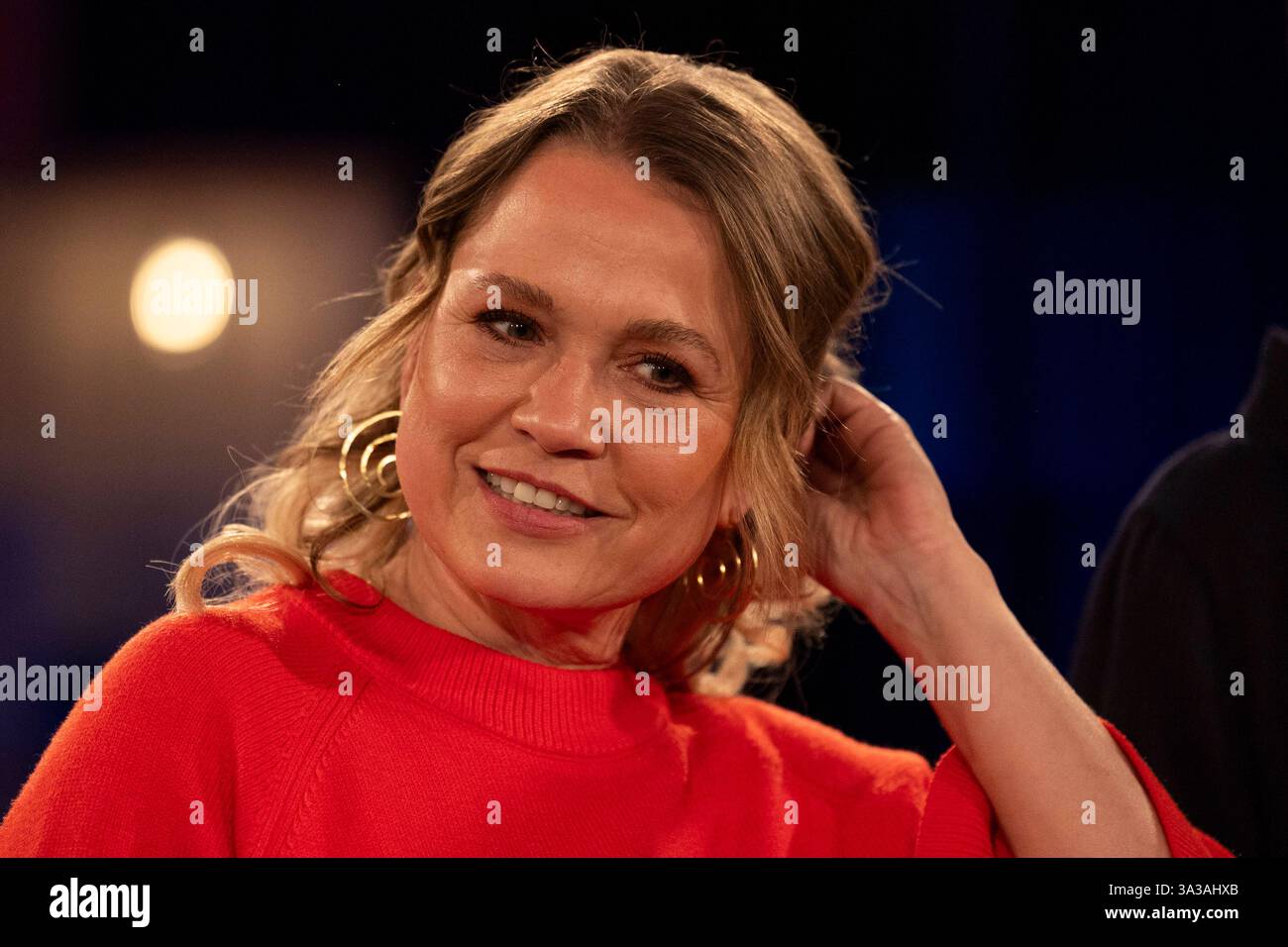 Schauspielerin, Moderatorin Nova MEIERHENRICH mi. Portrait, Portraet ...