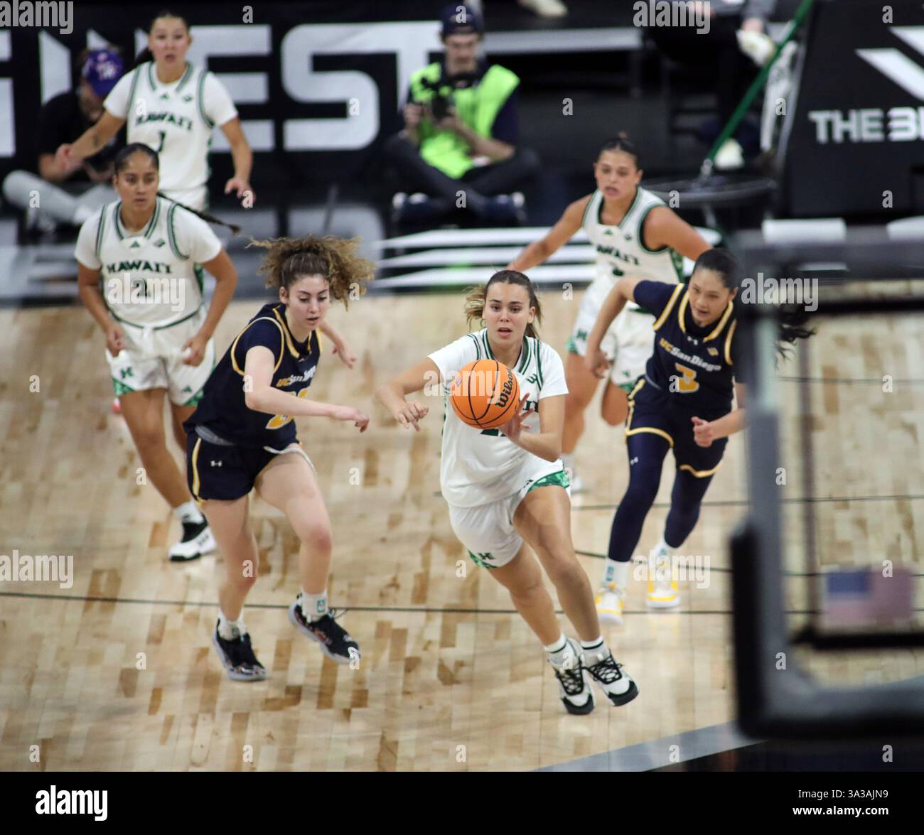 March 14, 2025 - Hawai'i Rainbow Wahine guard Jade Peacock #22 steals ...