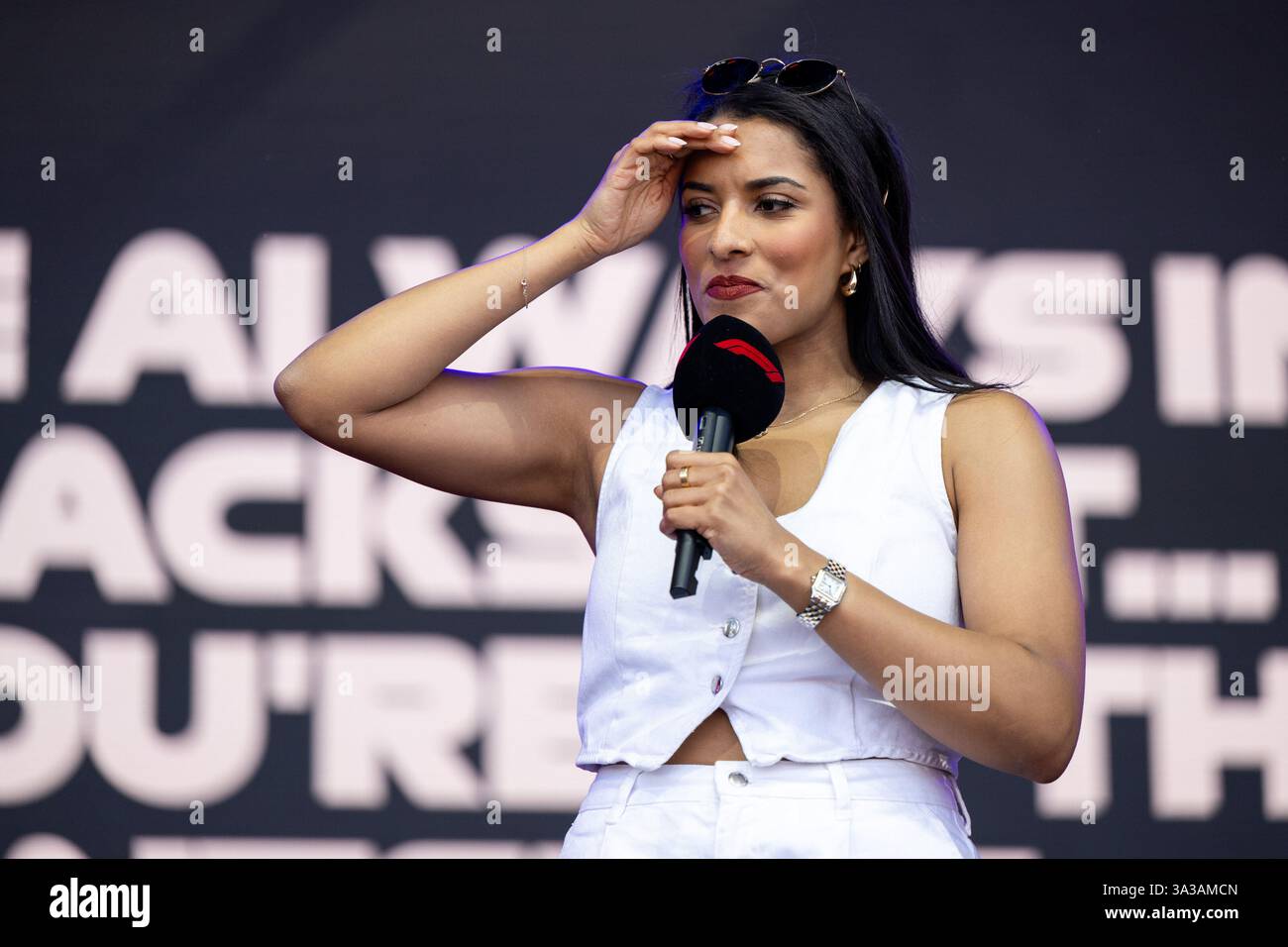 Ariana Bravo (F1 Moderatorin) beim Lakeside Fan Forum auf der Buehne ...
