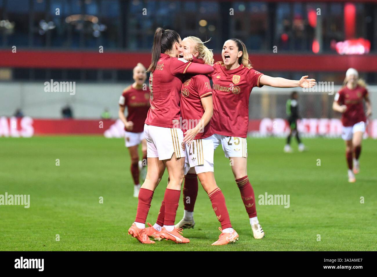 Jovana Damnjanovic (9 Bayern), Pernille Harder (21 Bayern), Sarah Zadrazil (25 FC Bayern) jubeln ...