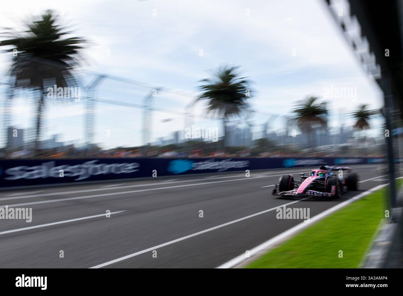 , dahinter Palmen und Skyline von Melbourne, AUS, Formel 1 ...