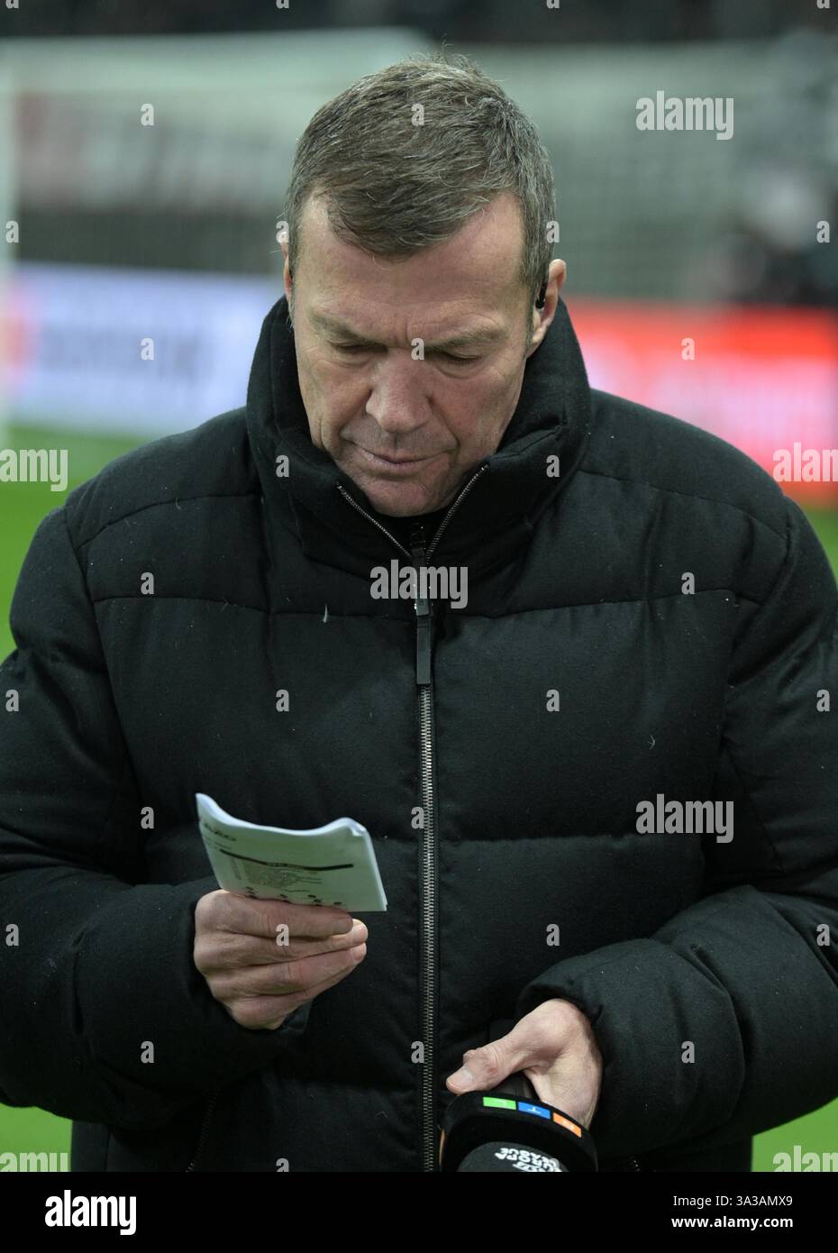 Frankfurt, Deutschland. 13th Mar, 2025. RTL Fernseh Reporter Lothar Matthjäus fotografiert beim ...
