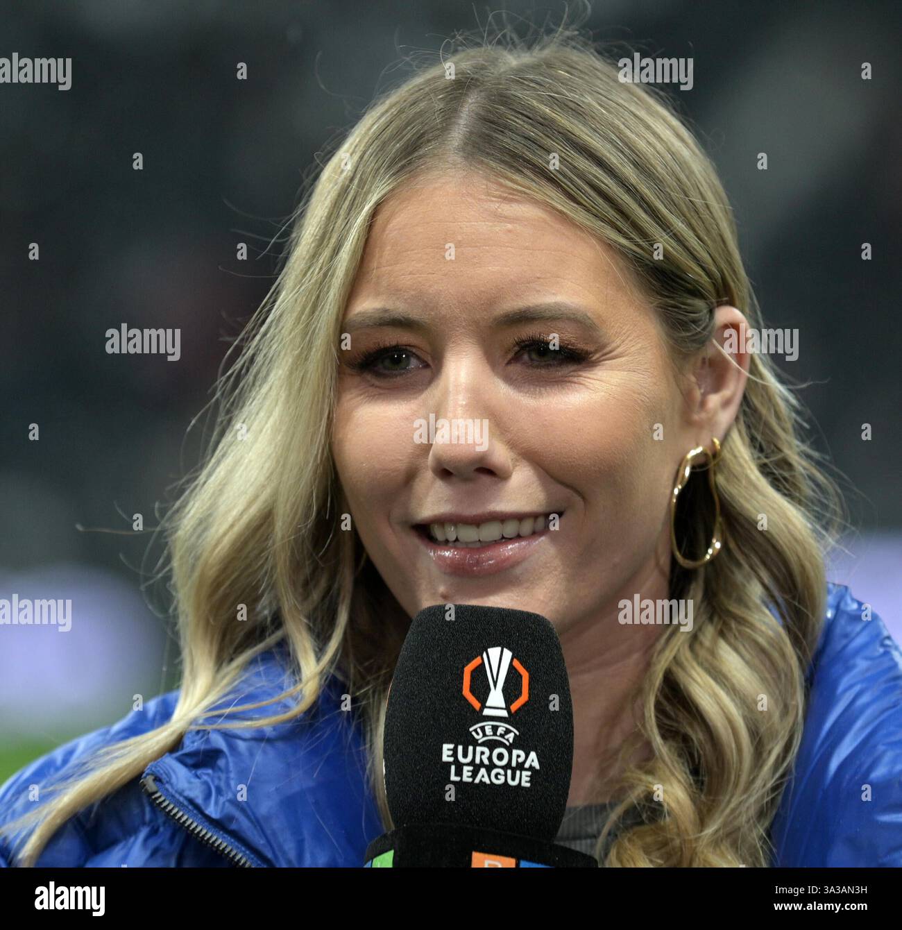 RTL Fernseh Reporterin. Laura Papendick fotografiert beim Fußball Euro ...