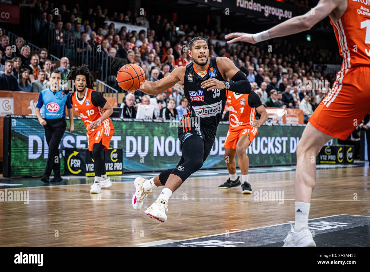 Karim Jallow (#35 - ratiopharm Ulm) in Aktion, GER, Rasta Vechta vs ...