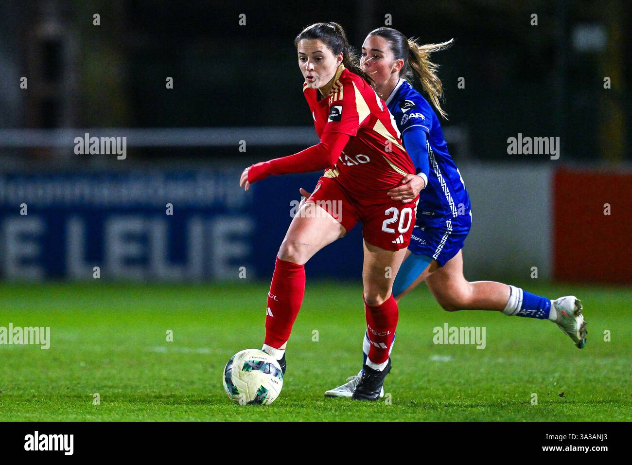 Constance Brackman (20) of Standard and Marie Degroote (18) of KAA Gent ...
