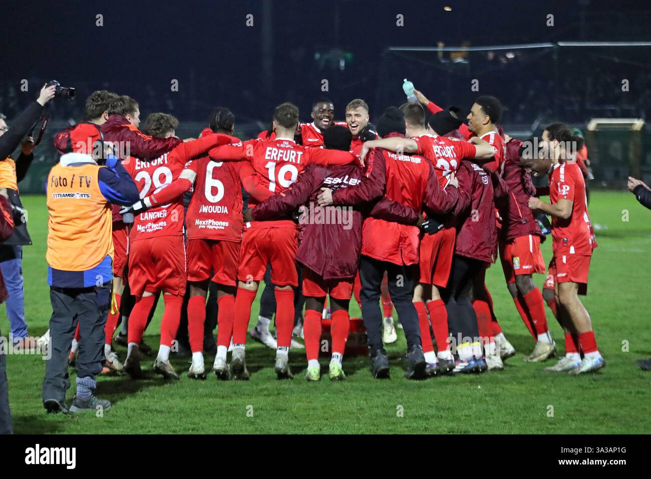 Leipzig, Deutschland. 14th Mar, 2025. Sieges-Jubel bei Rot-Wei? Erfurt ...