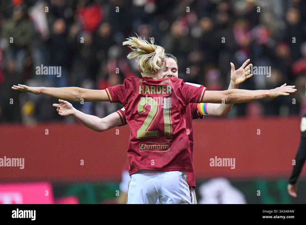 Sarah Zadrazil (25 FC Bayern) und Pernille Harder (21 Bayern) jubeln ...
