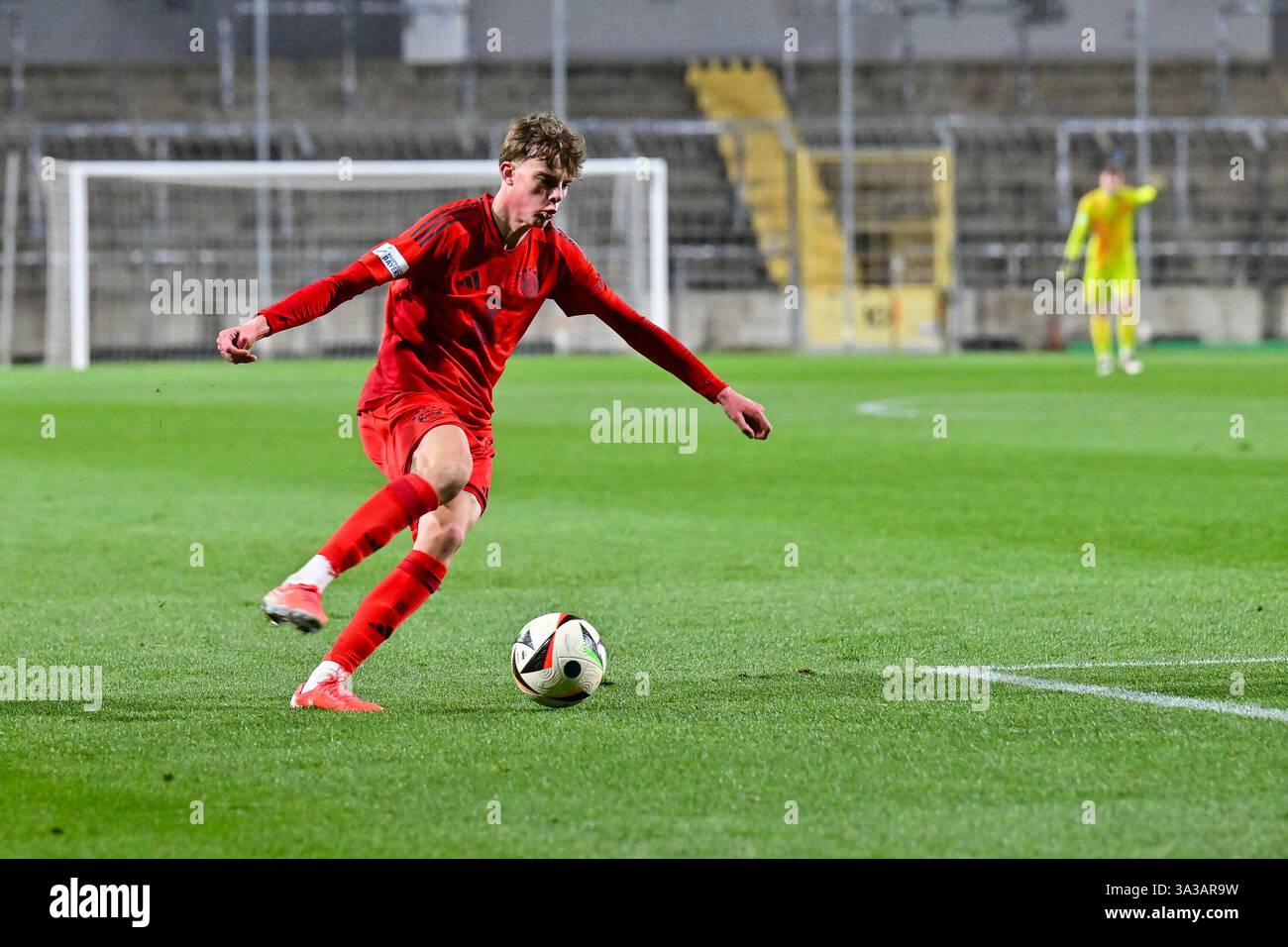Muenchen, Deutschland. 14th Mar, 2025. am Ball Jonathan Asp JENSEN (FC ...
