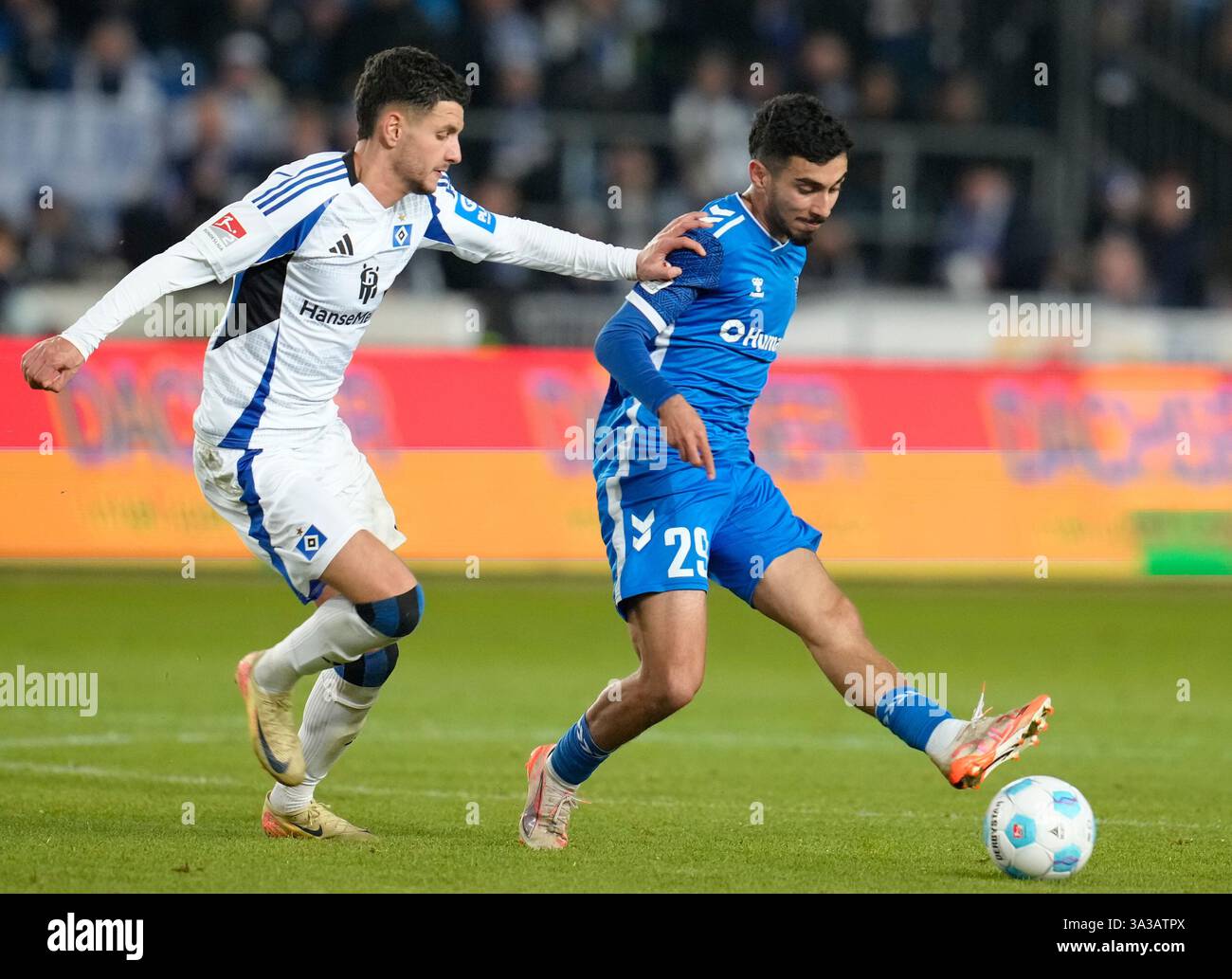 Daniel Elfadli (Hamburger SV, #8) im Zweikampf mit Livan Burcu (1. FC ...