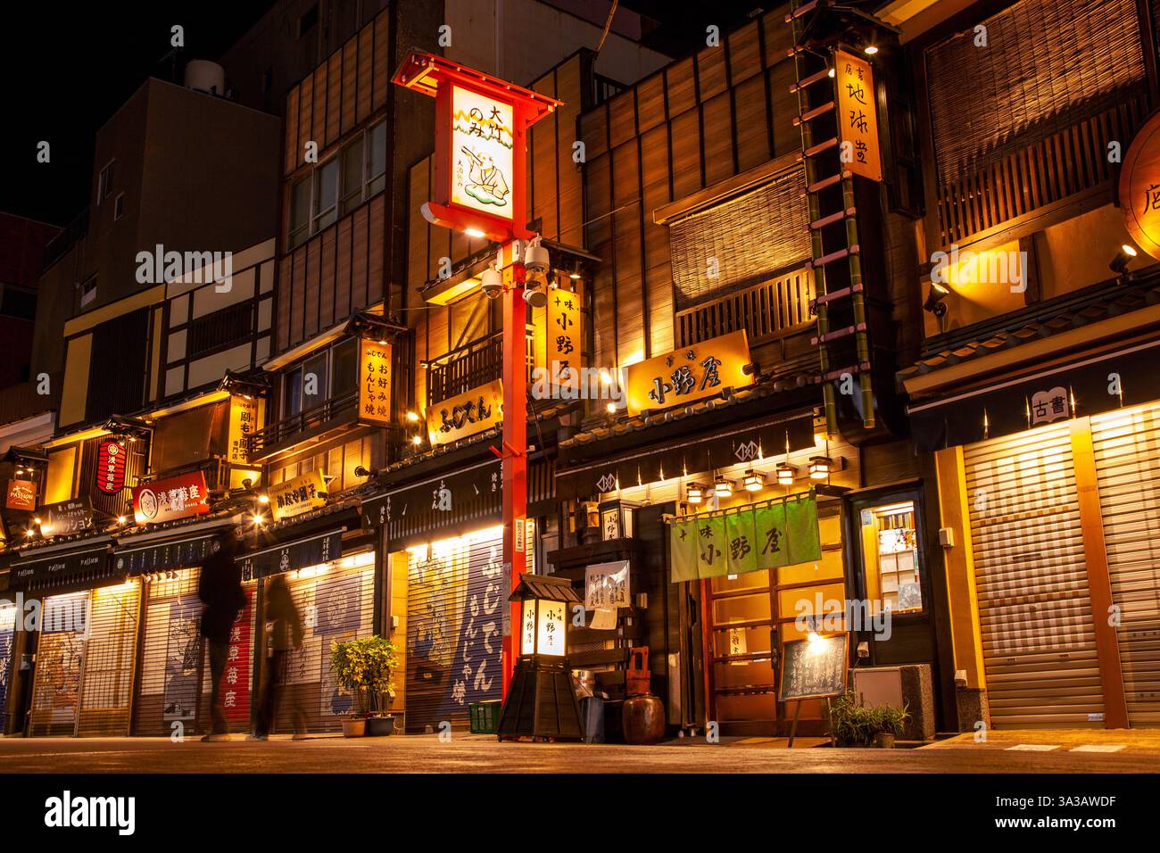 Traditional bars and restaurants at night at Hoppy Street in Asakusa ...