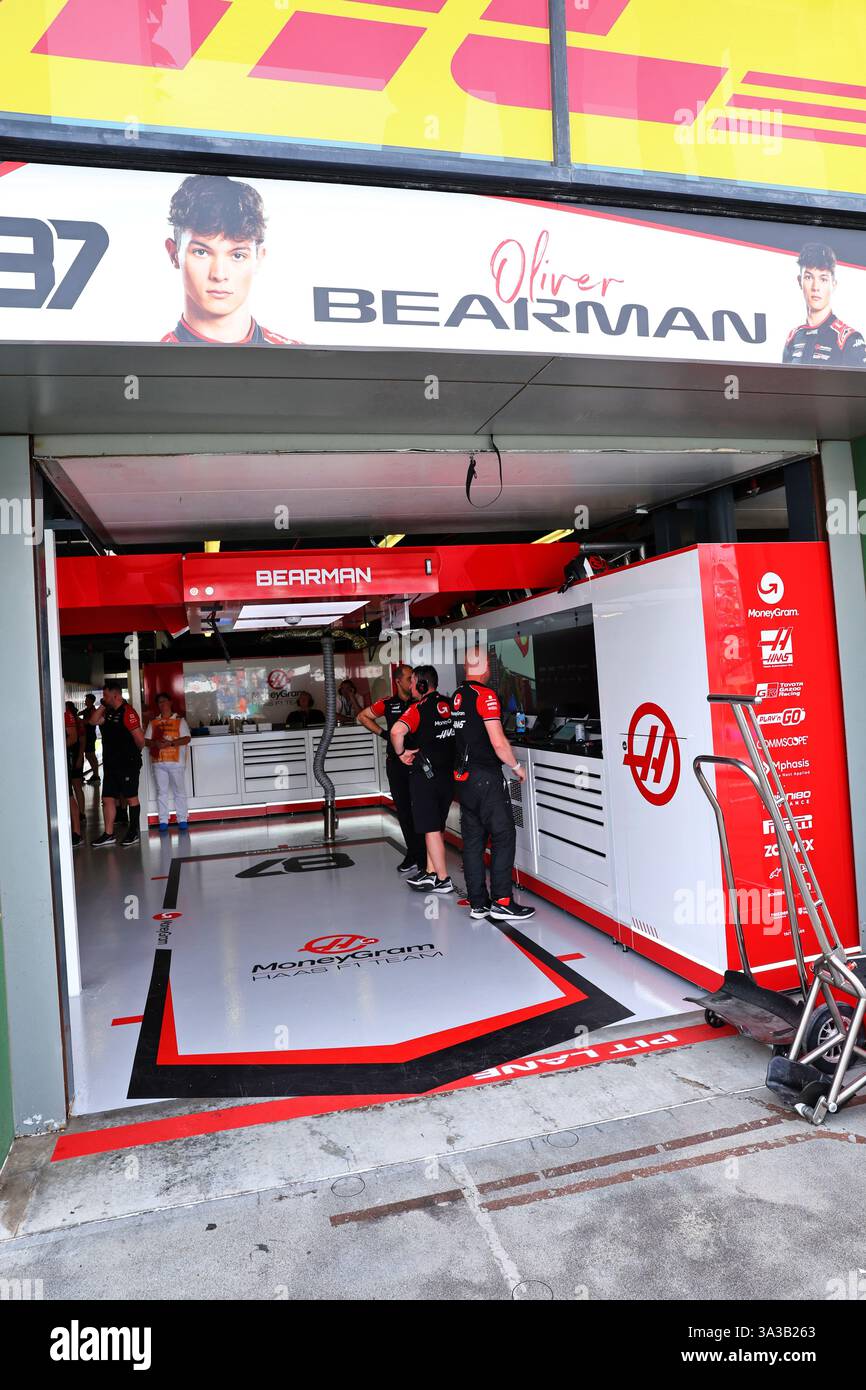 Pit garage of Oliver Bearman (GBR) Haas F1 Team empty in the third ...