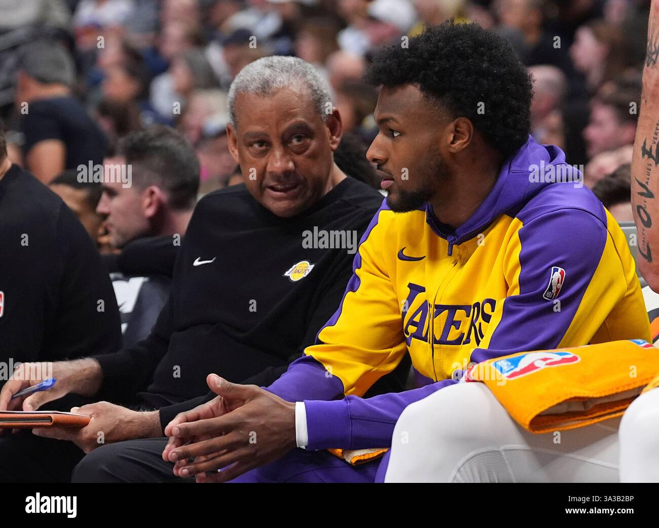 Los Angeles Lakers assistant coach Bob Beyer, front left, confers with ...