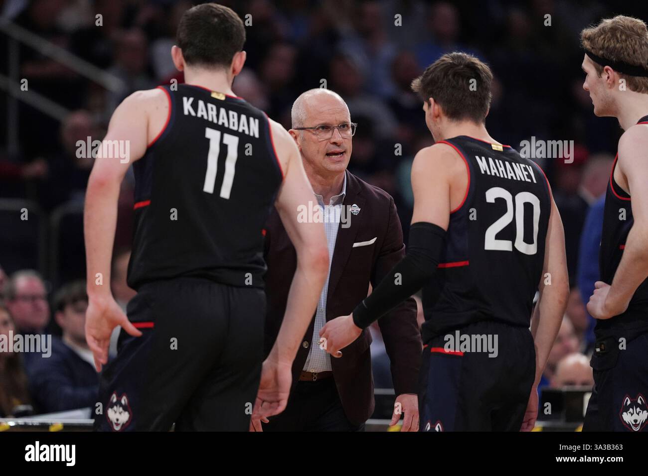 UConn head coach Dan Hurley talks to Alex Karaban (11), Aidan Mahaney ...