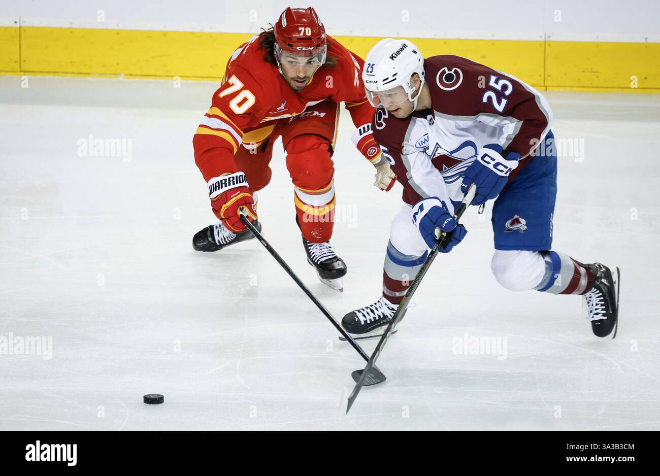 Colorado Avalanche's Logan O'Connor, right, and Calgary Flames' Ryan ...