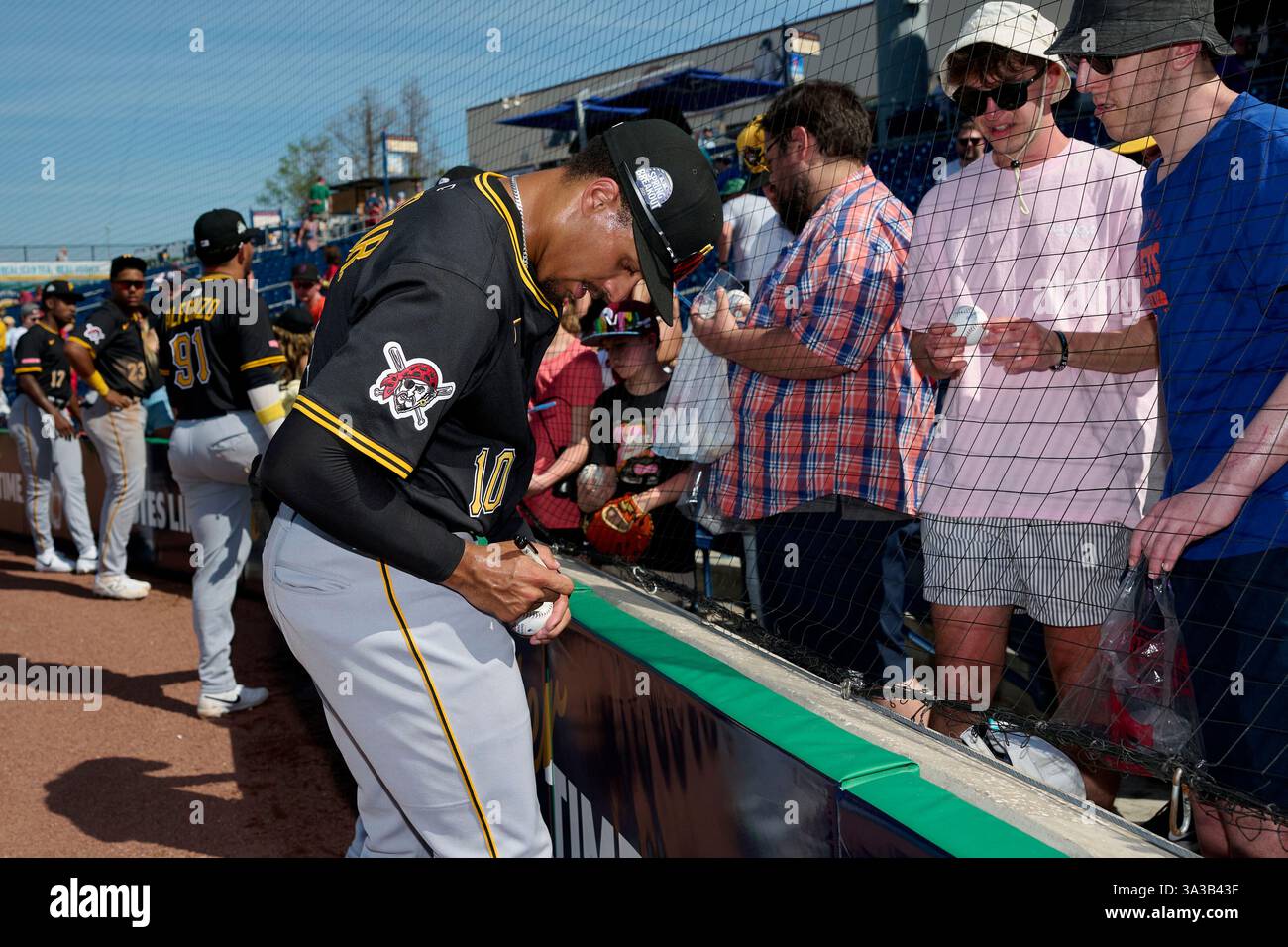 Pittsburgh Pirates Lonnie White Jr. (10) signs autographs after an MLB ...