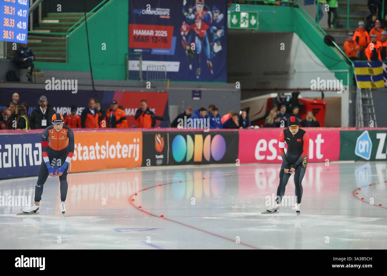 Hamar, Norway. 14th Mar, 2025. Femke Kok (L) of the Netherlands ...