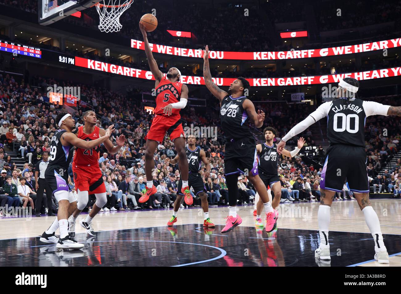 Toronto Raptors guard Immanuel Quickley (5) lays the ball up against ...