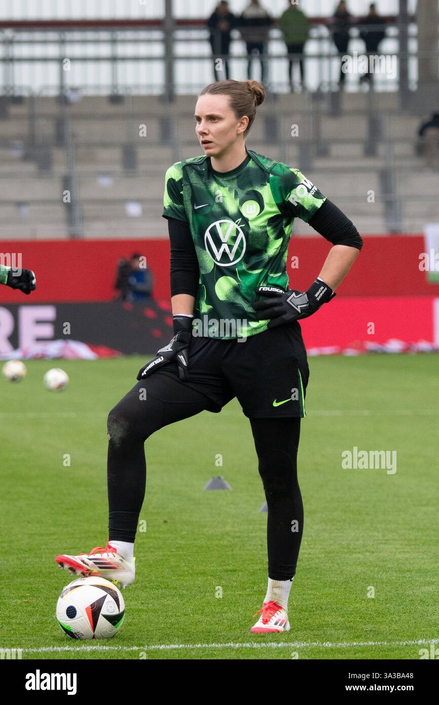 Munich, Germany, March 14th 2025: Goalkeeper Anneke Borbe (30 VfL ...
