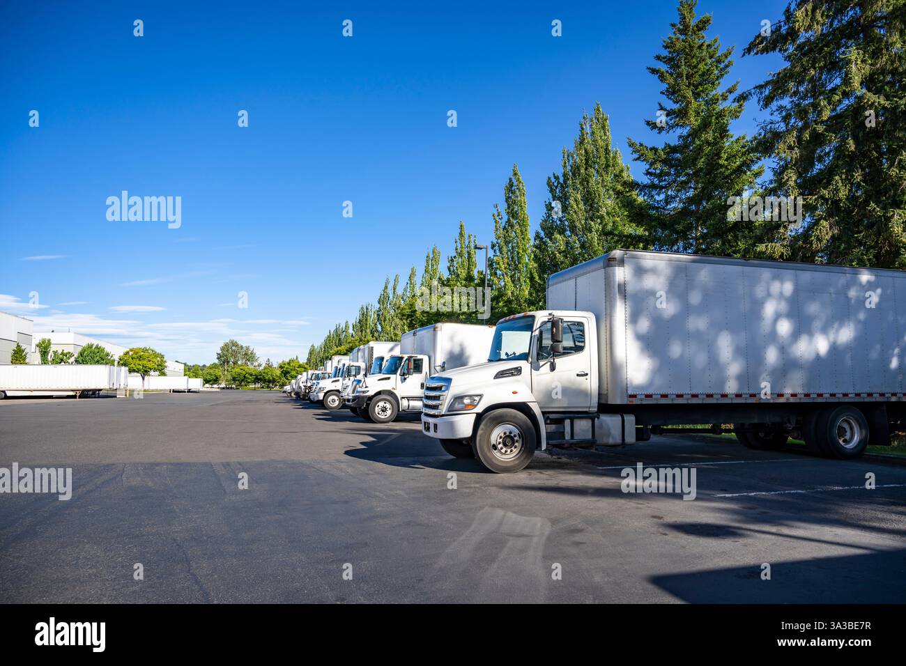 Industrial grade white middle duty compact rigs day cab semi trucks ...