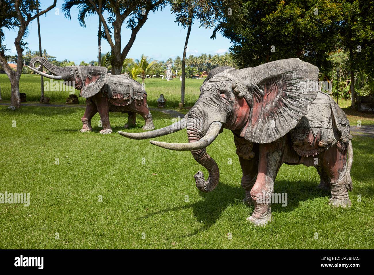 Elephant garden sculpture hi-res stock photography and images - Alamy