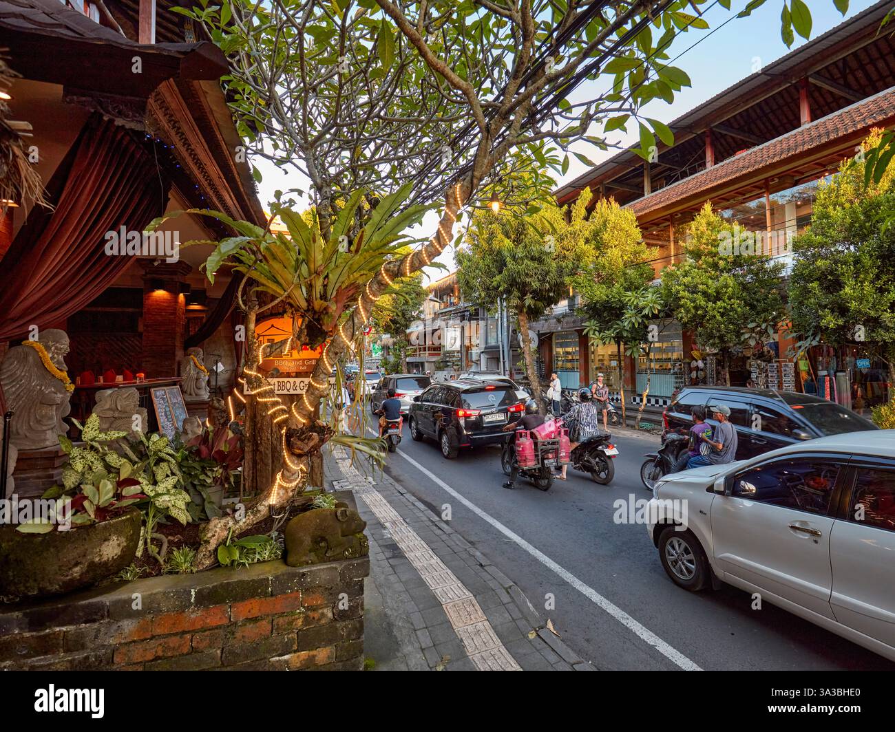 Busy traffic on Jalan Raya Ubud street, the main street in Ubud, Bali ...