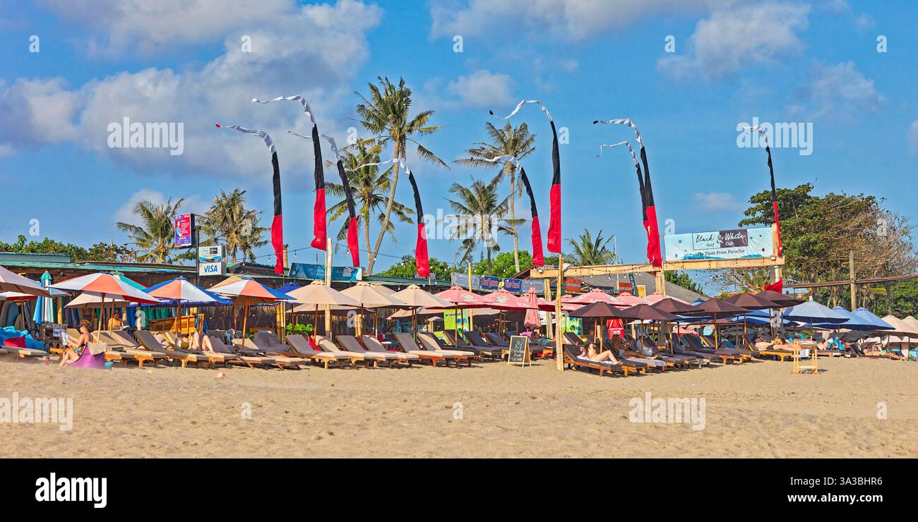Blue beach umbrellas sunbeds hi-res stock photography and images - Alamy