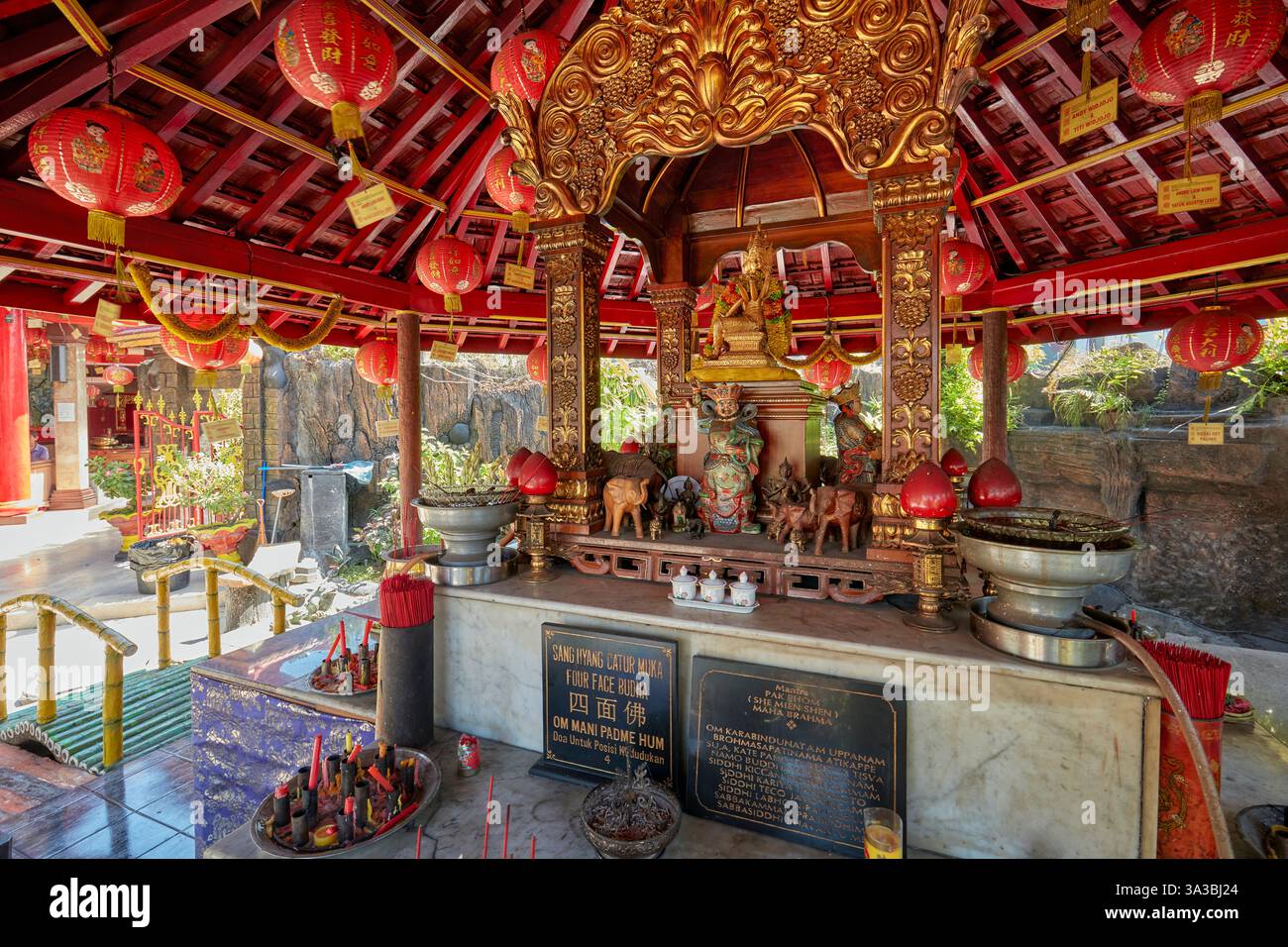 Interior of the pavilion enshrining Four Face Buddha image at Vihara ...