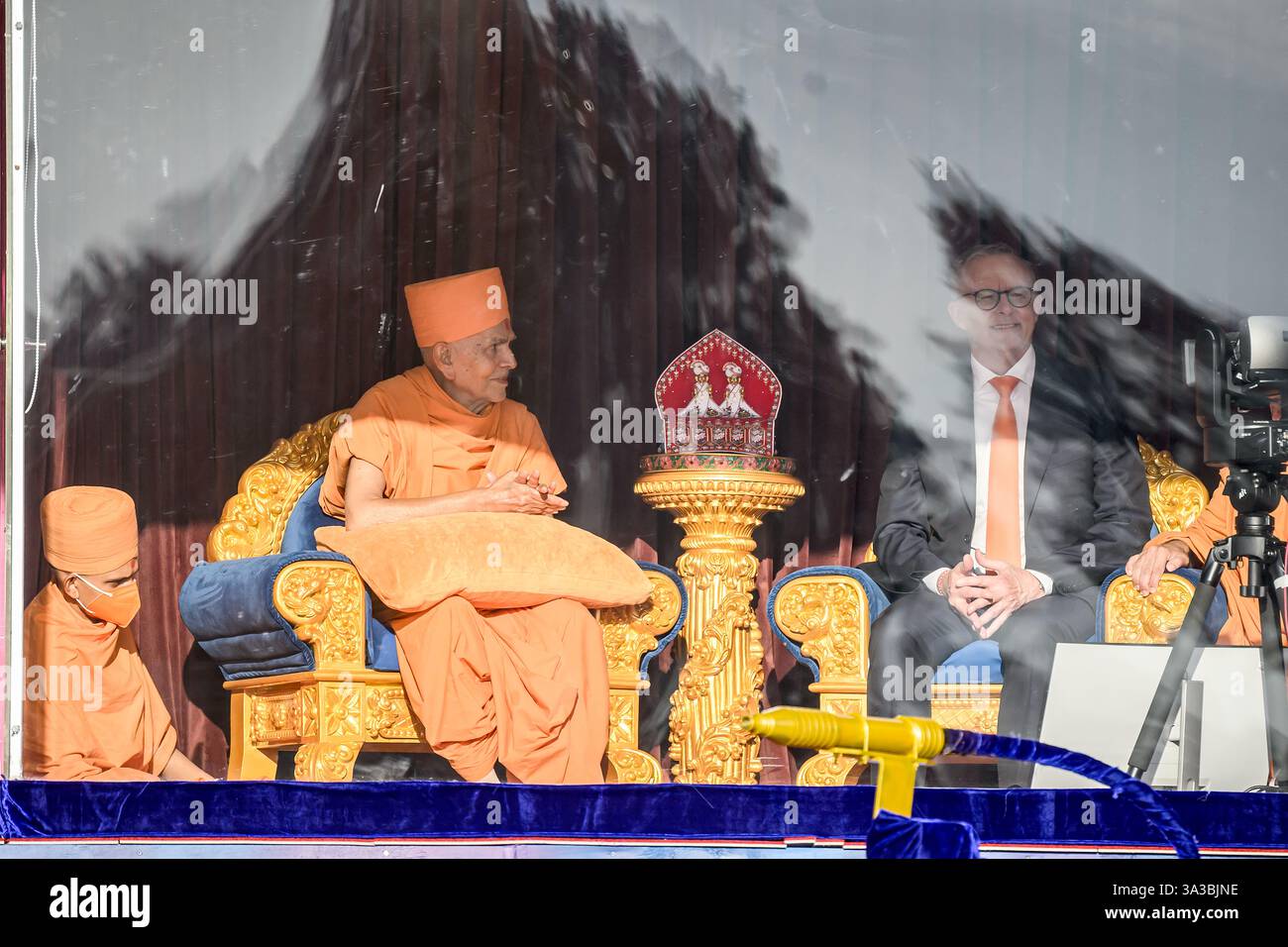 HH Mahant Swami Maharaj (centre) meets with Prime Minister Anthony ...