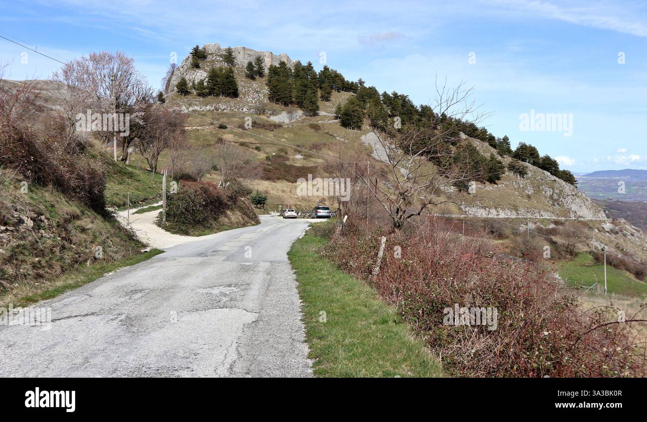 Roccamandolfi - Panorama del castello dalla strada Stock Photo - Alamy
