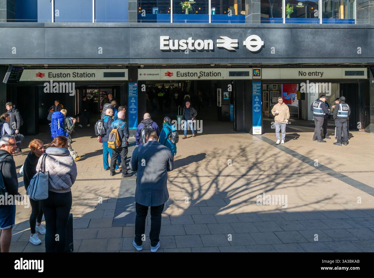 People outside entrance to Euston mainline railway train station ...