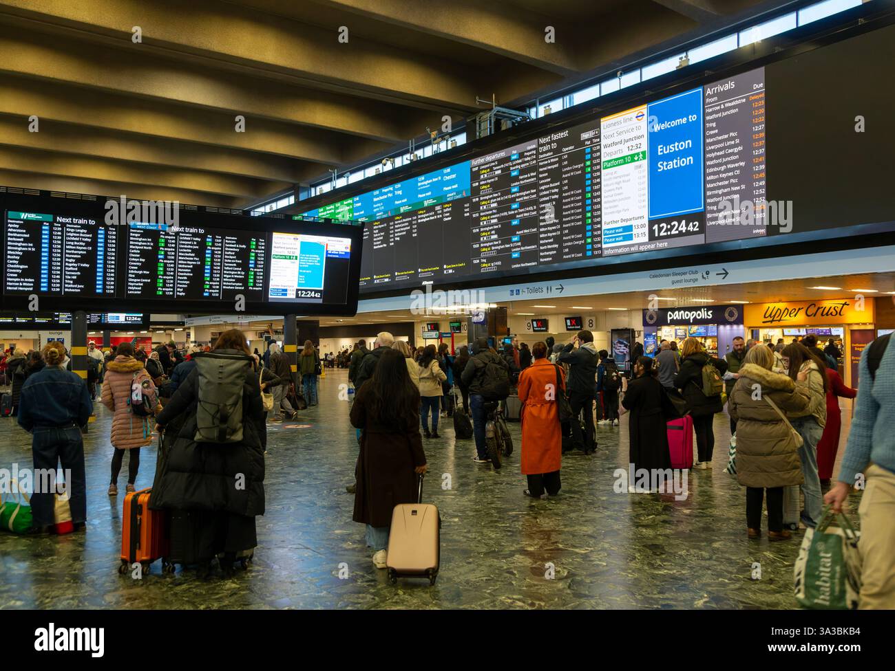 People inside concourse of Euston mainline railway train station ...