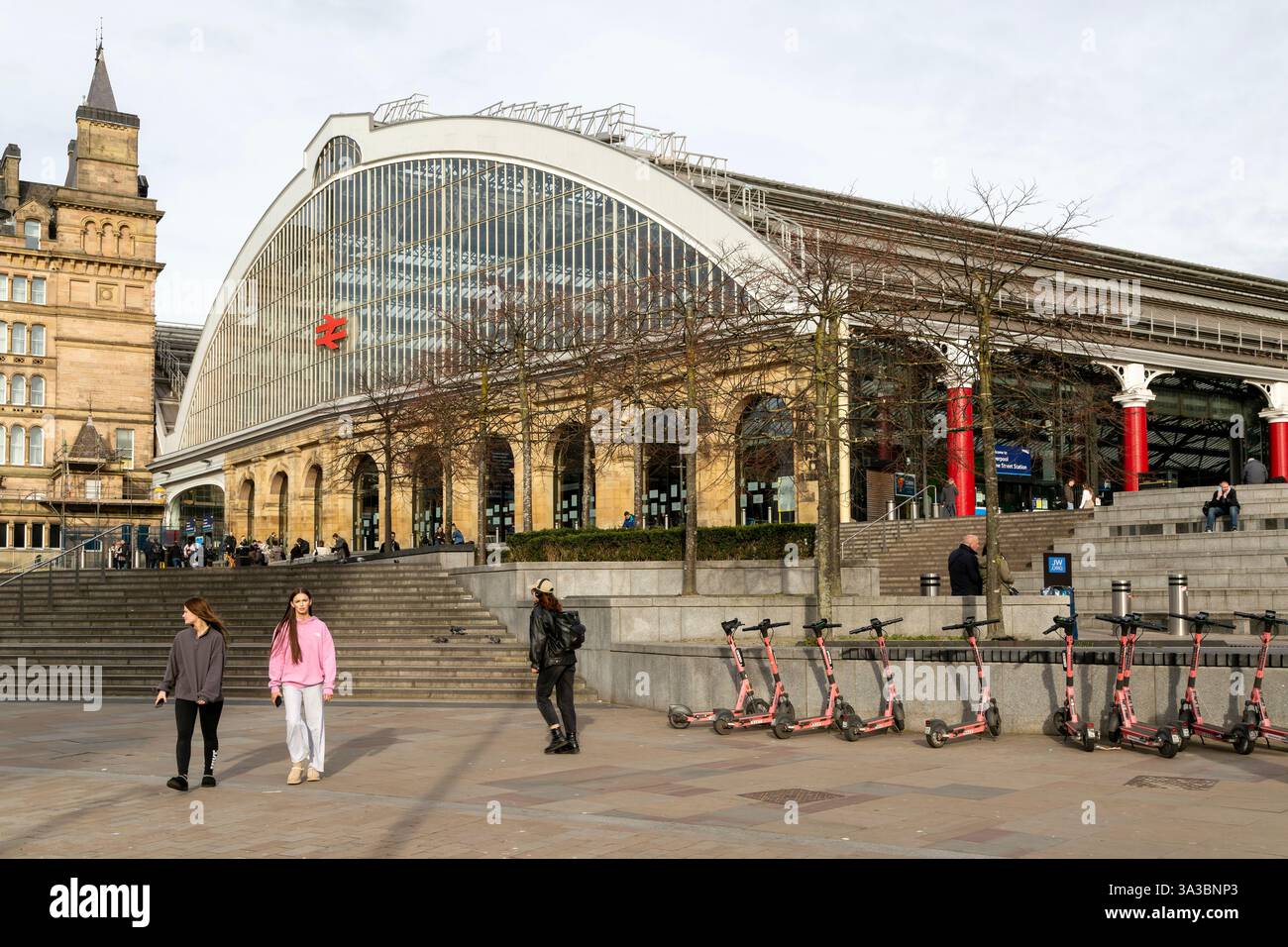Exterior frontage of Lime Street railway station, Liverpool, England ...