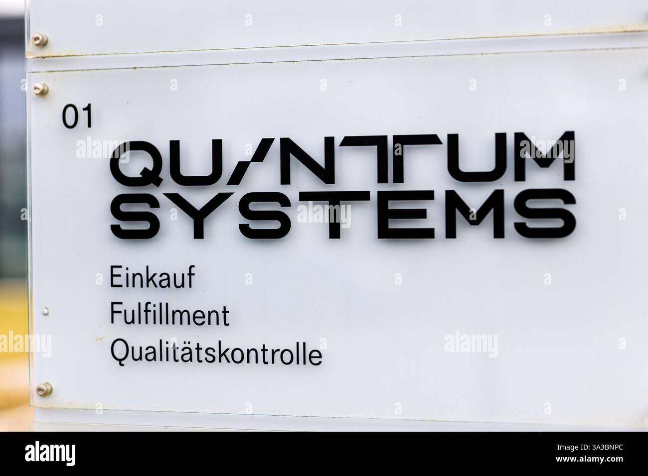 10 March 2025, Bavaria, Gilching Bei München: The lettering and logo of Quantum-Systems GmbH can ...