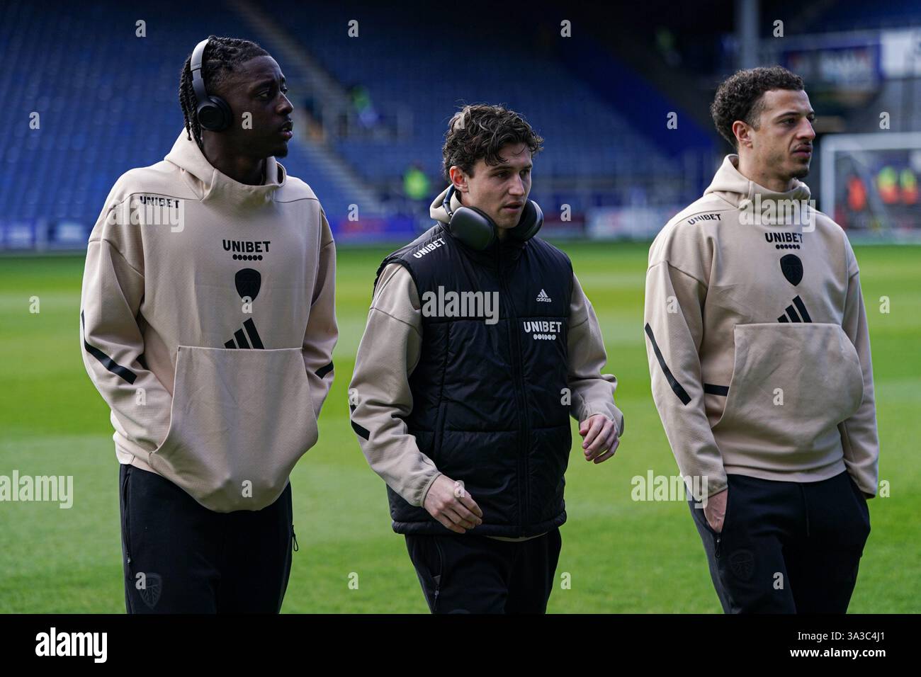 Leeds players on the pitch ahead of kick off ahead of the Sky Bet ...