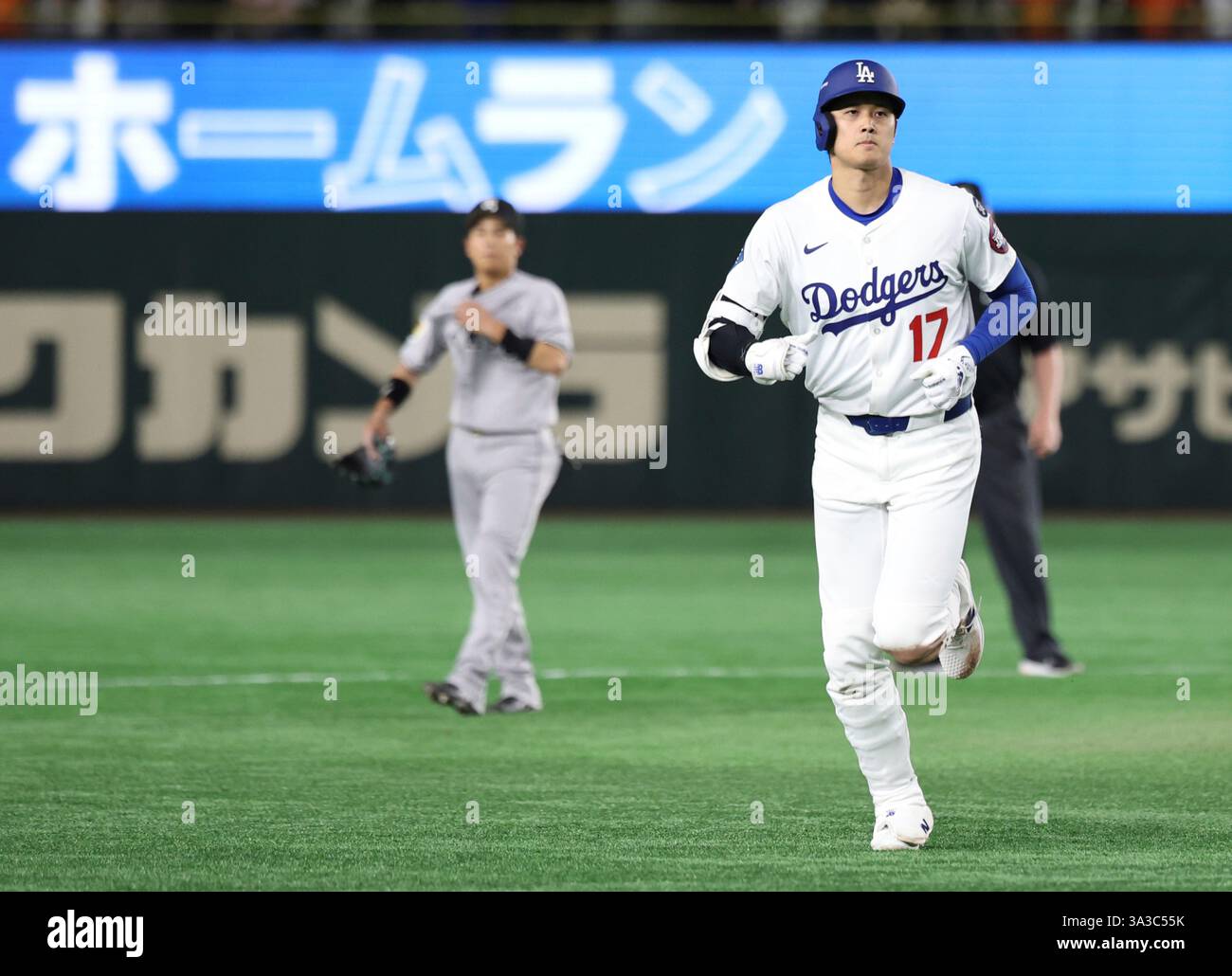 Los Angeles Dodgers' Shohei Ohtani runs with the home run sign behind ...