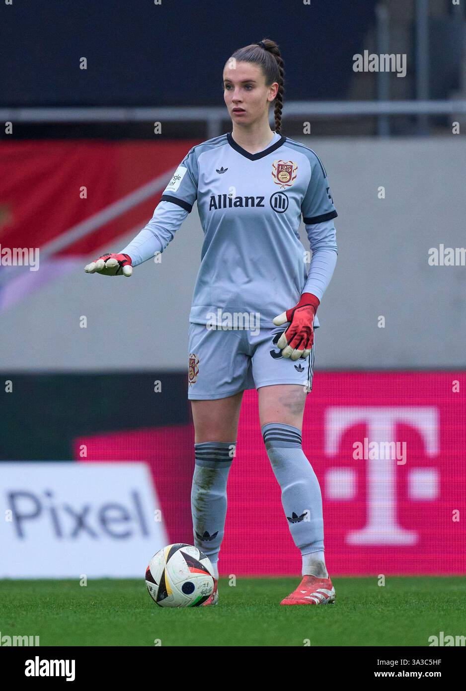 Ena Mahmutovic, FCB women 32 in the women football match FC BAYERN ...