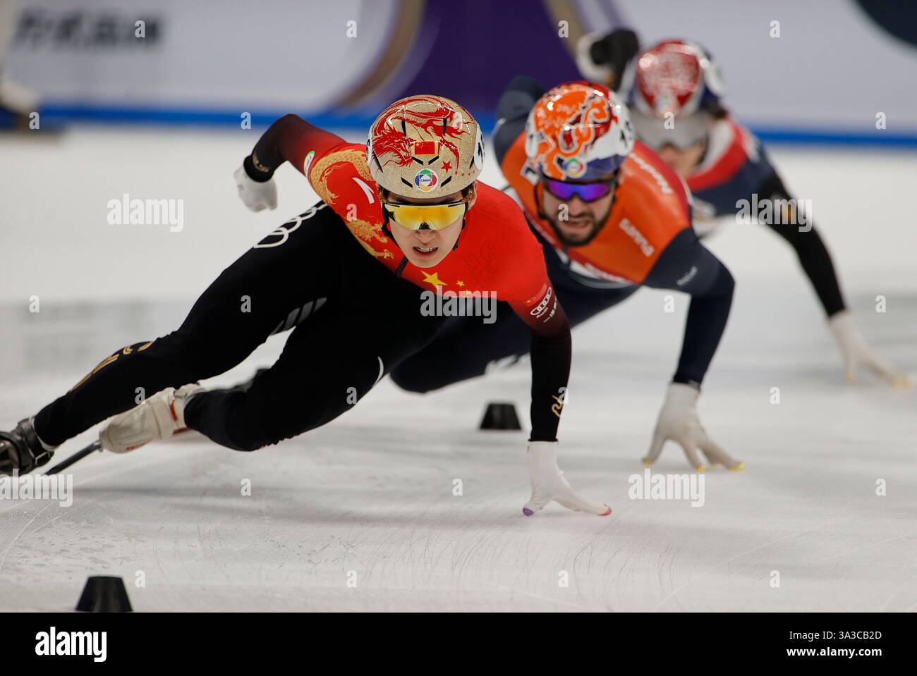 (250315) -- BEIJING, March 15, 2025 (Xinhua) -- Liu Guanyi (front) of ...
