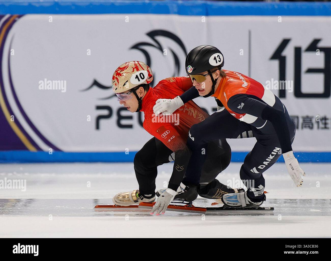 (250315) -- BEIJING, March 15, 2025 (Xinhua) -- Liu Shaoang (L) of ...