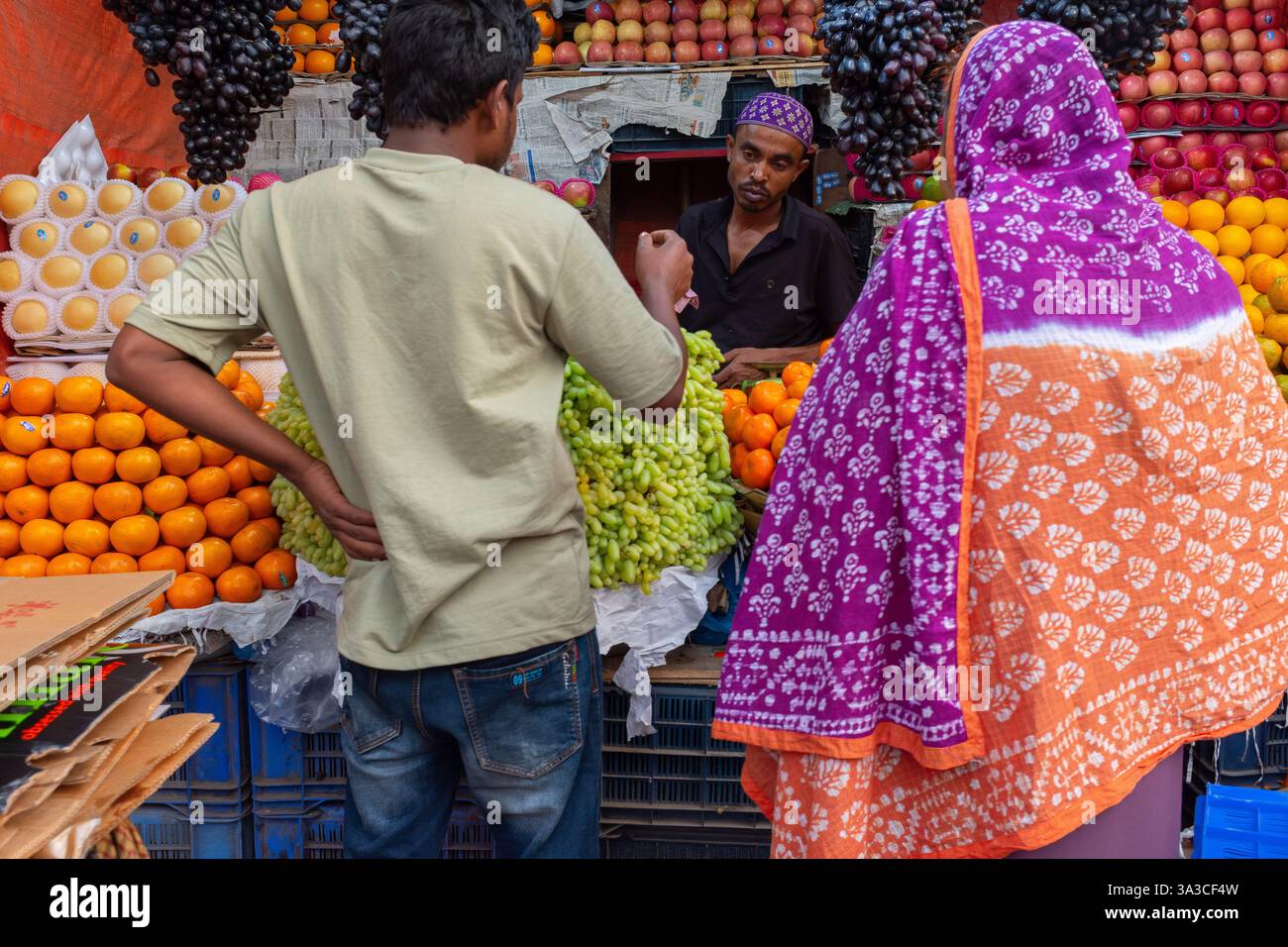 Market bangladesh fruit man hi-res stock photography and images - Alamy