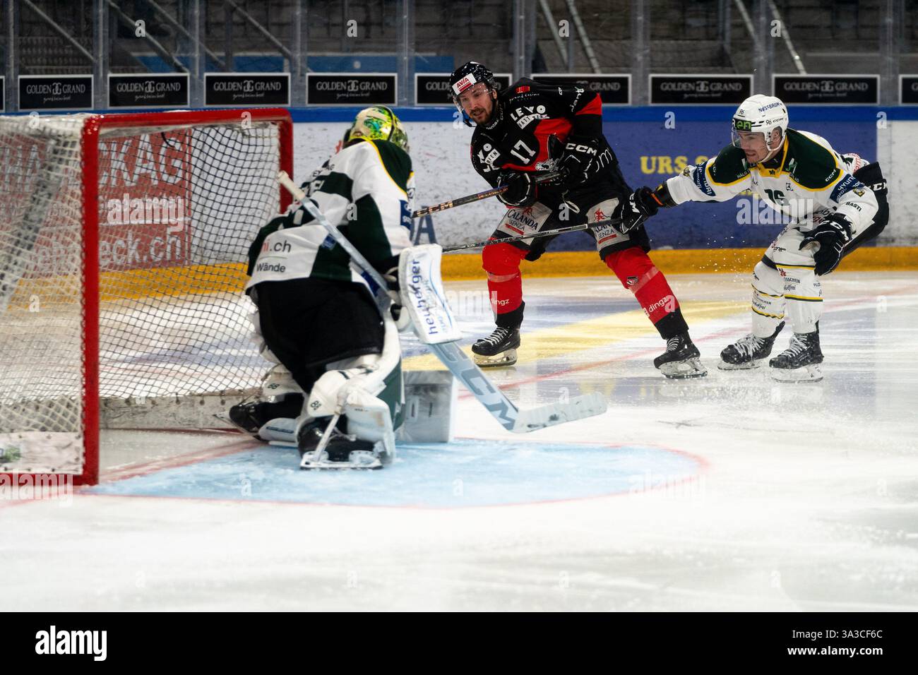 Basel, Schweiz, 14.03.2025 Schuss #17, Jamie Schaub (EHC Basel) pariert ...
