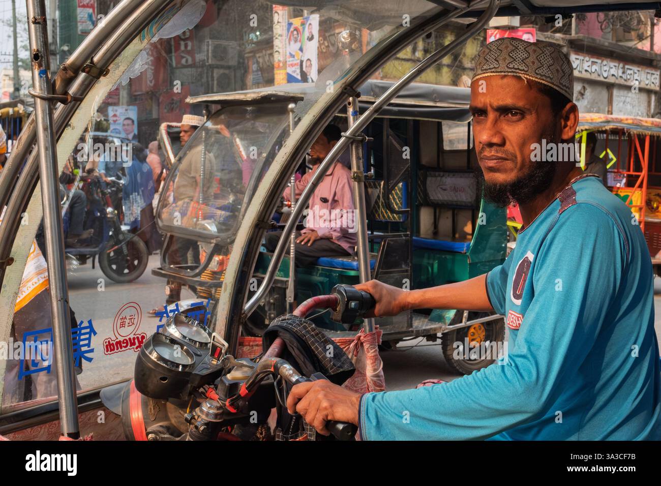 Bangladeshi muslim men hi-res stock photography and images - Alamy