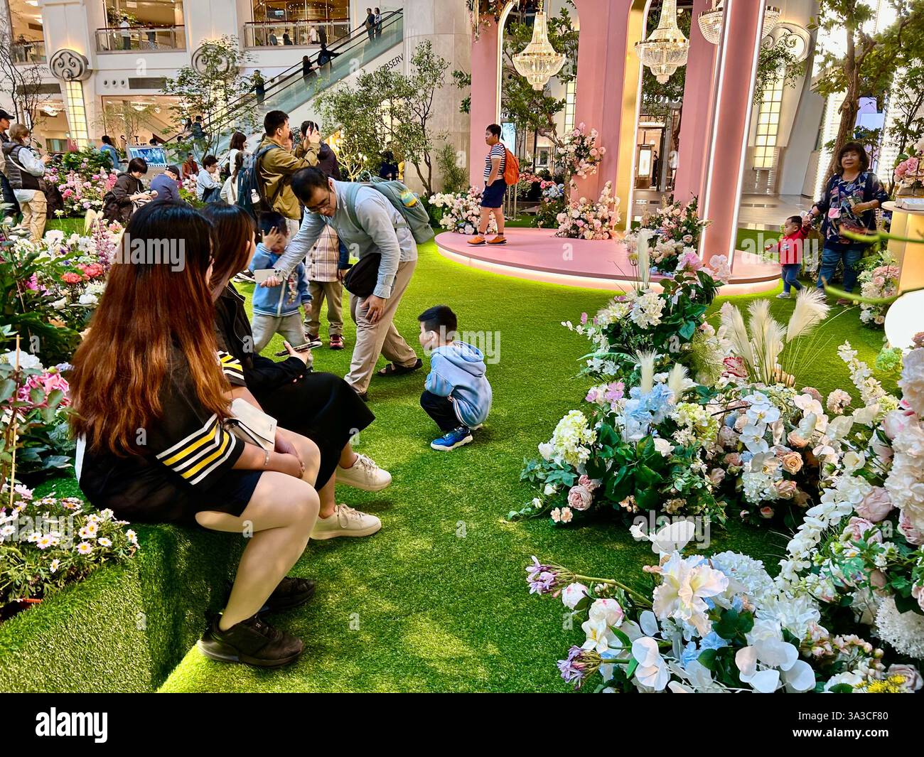 Taipei, Taiwan, Inside, Views, Crowd People,, Families, Visiting Modern ...