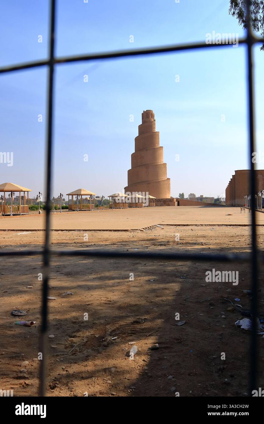 the top of the spiral minaret, Great Mosque Malwiya, Samarra, Iraq ...