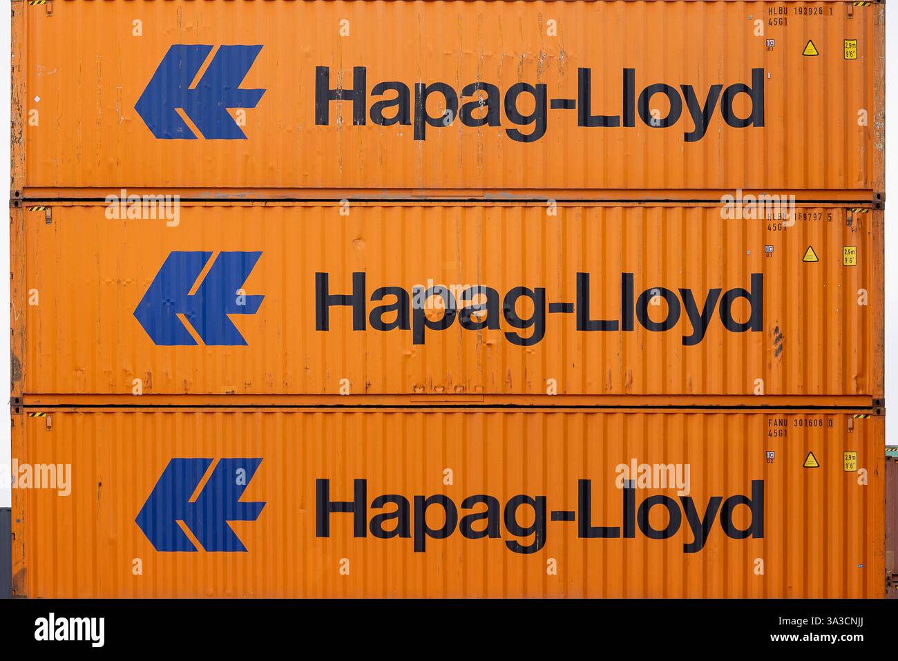 Containr-Terminal, Nürnberg, 15.03.2025 Drei orangefarbene Überseecontainer der Reederei Hapag ...