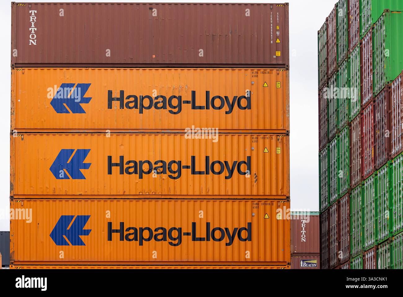 Containr-Terminal, Nürnberg, 15.03.2025 Gestapelte Überseecontainer der Reedereien Hapag-Lloyd ...